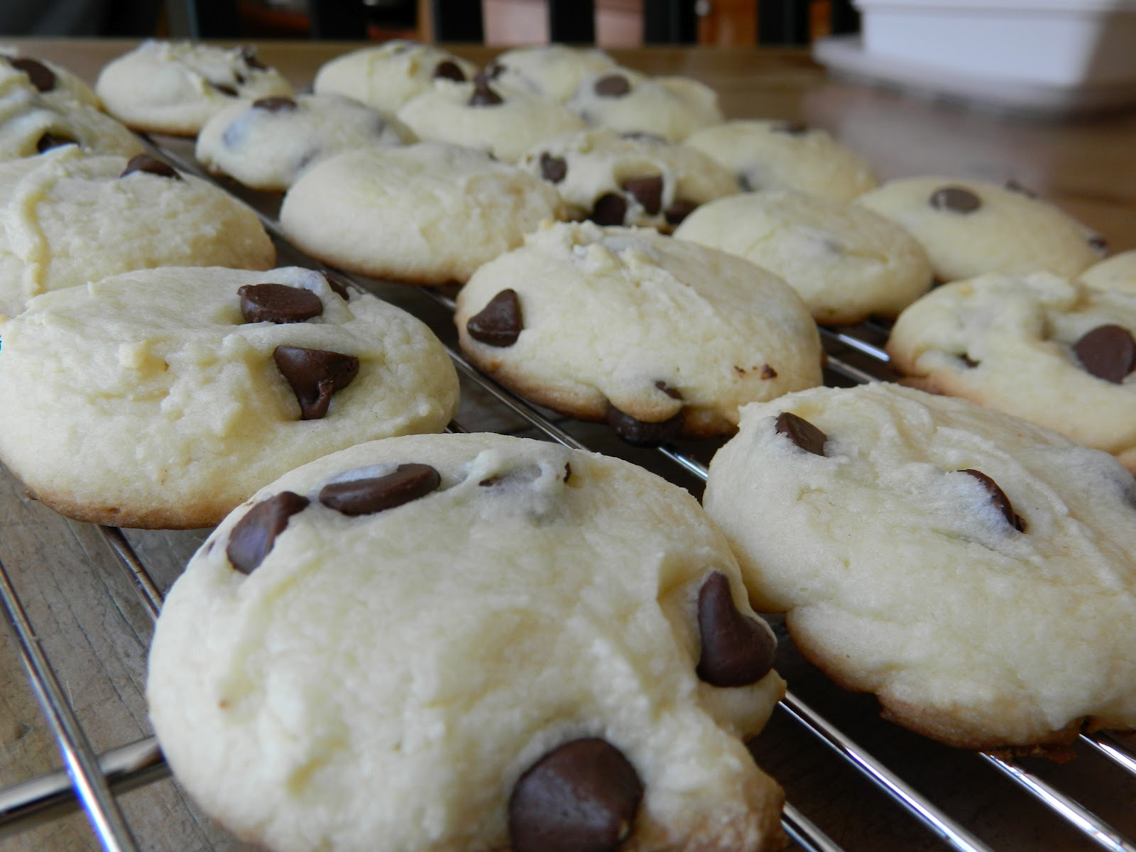 I Knead to Bake: Chocolate Chip Cake Batter Cookies