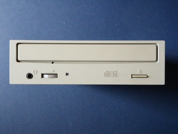 BugWorkShop - 甲蟲工作室: Hitachi（日立）CDR-8330 光碟機（CD-ROM Drive） - 介紹（一）