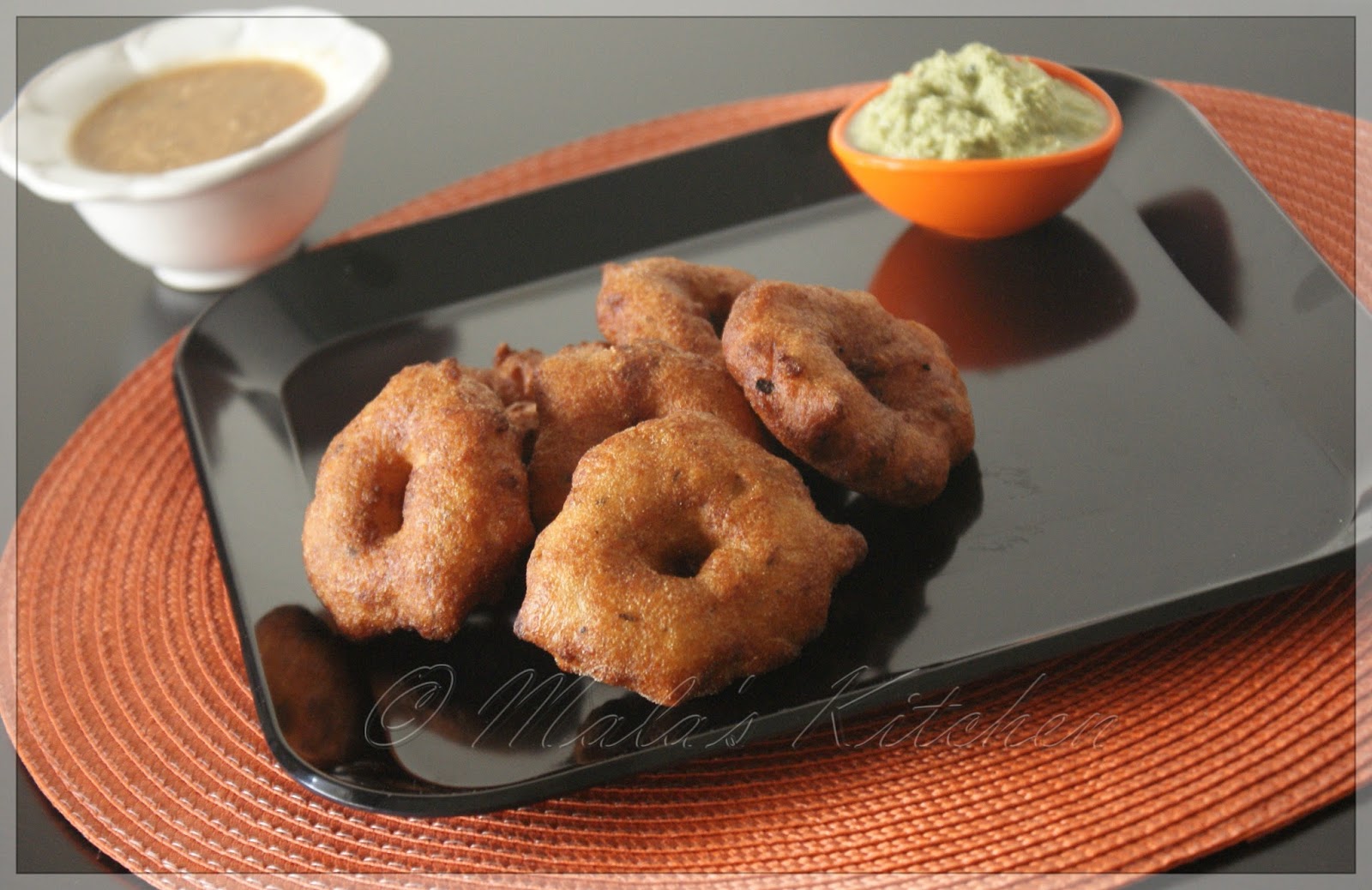 Idli, Uddina Vada, Chutney and Sambar | Ulthuparppu Vade - Malas-Kitchen