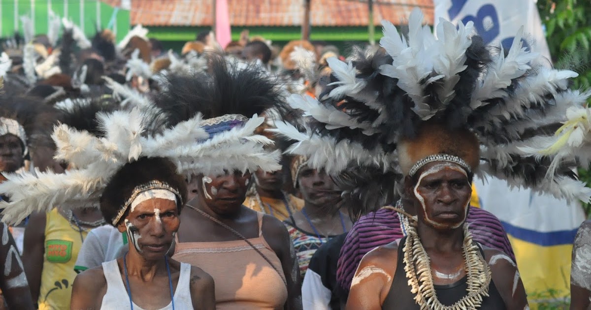DEWI_LINGGASARI: Asmat Women's Participation in Cultural Feast
