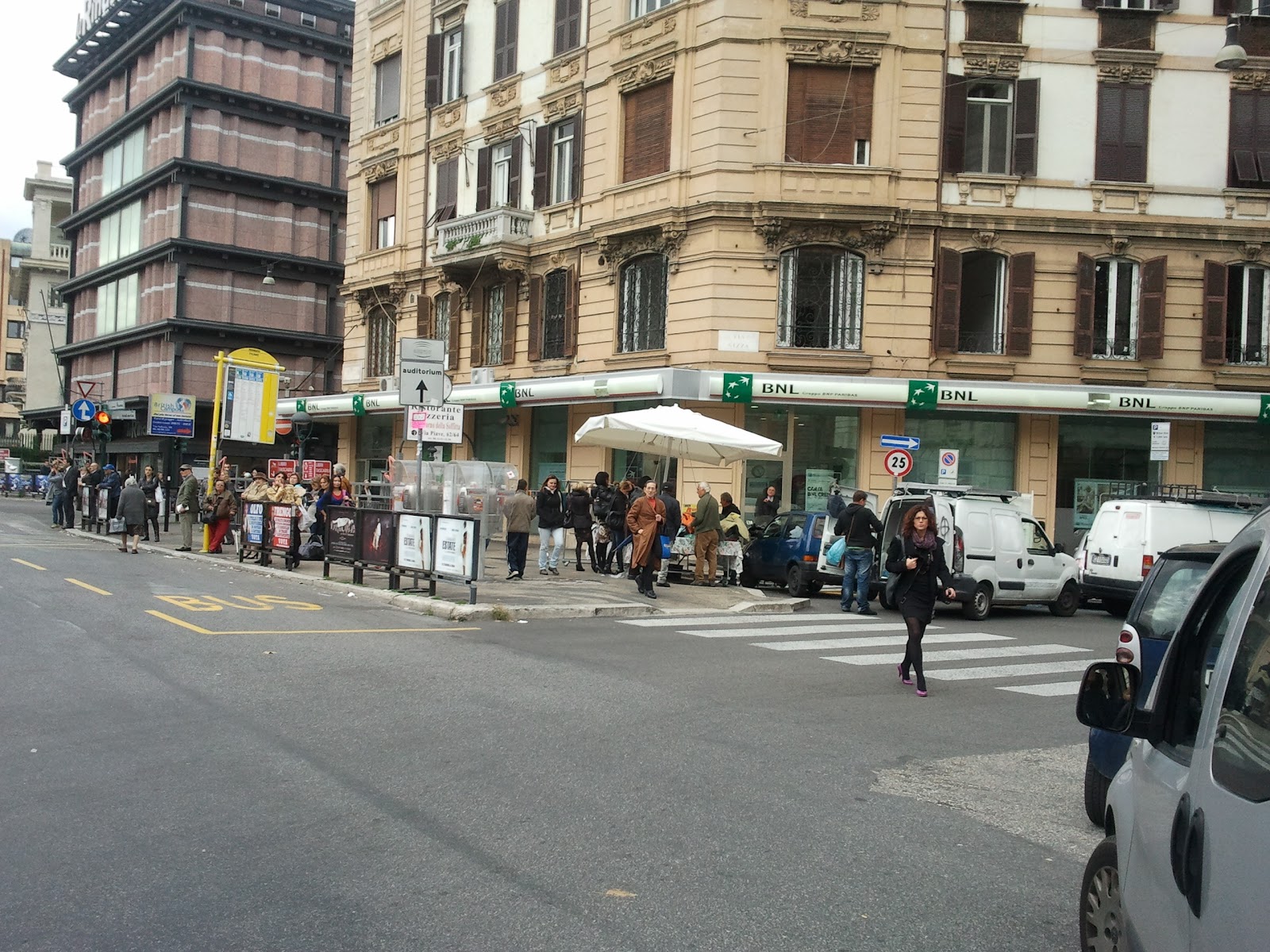 ROMA FA SCHIFO: Clamoroso a Piazza Fiume. La bancarella de mutande a ...