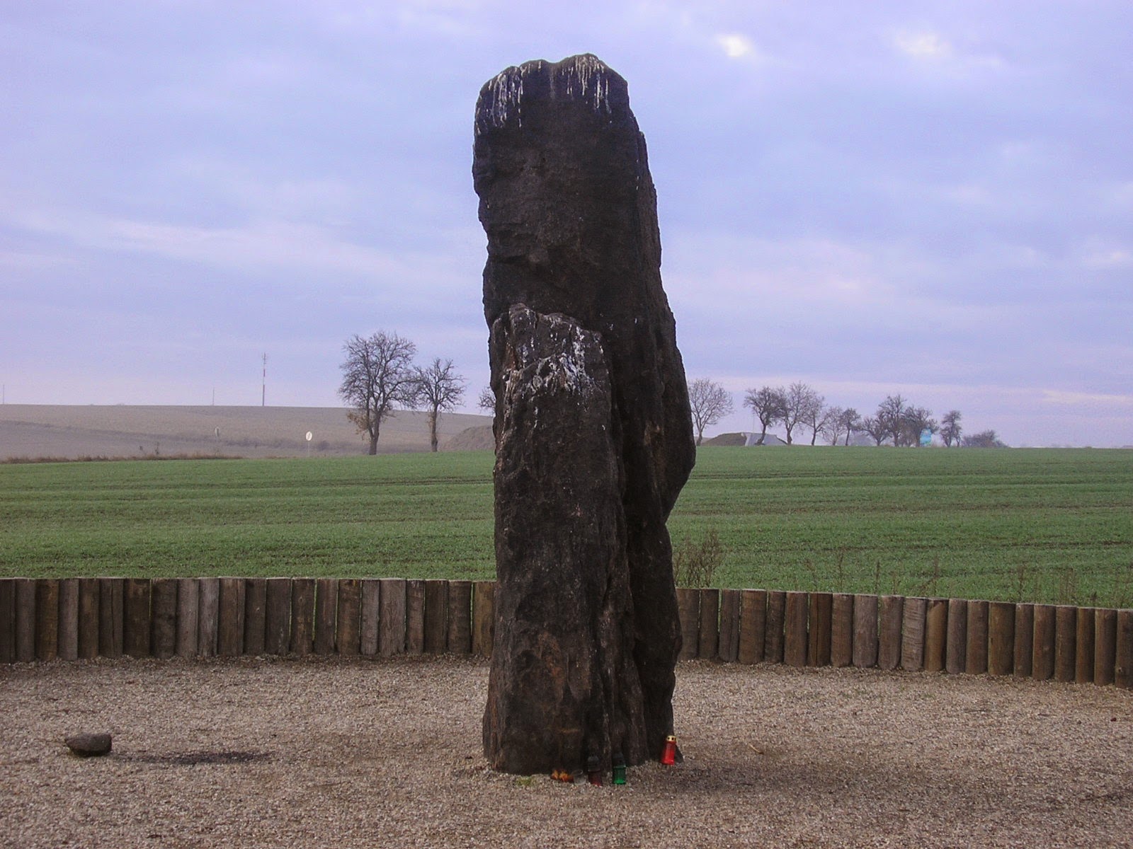 .: Největší menhir v Čechách bychom viděli od mělnického, zámku a ...