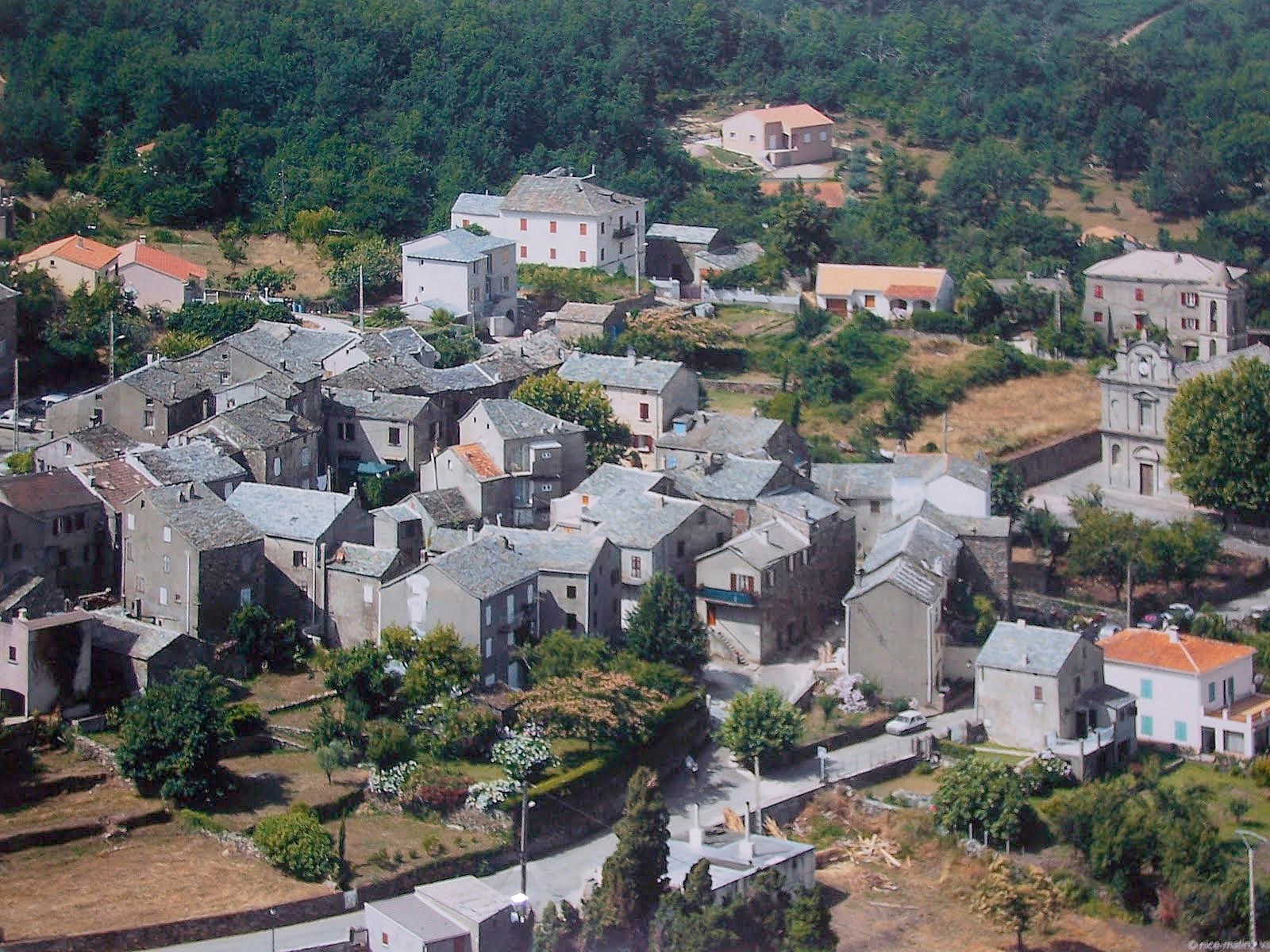 VOCE DI RUTALI... è d'altrò: Quelques toits du vieux village.