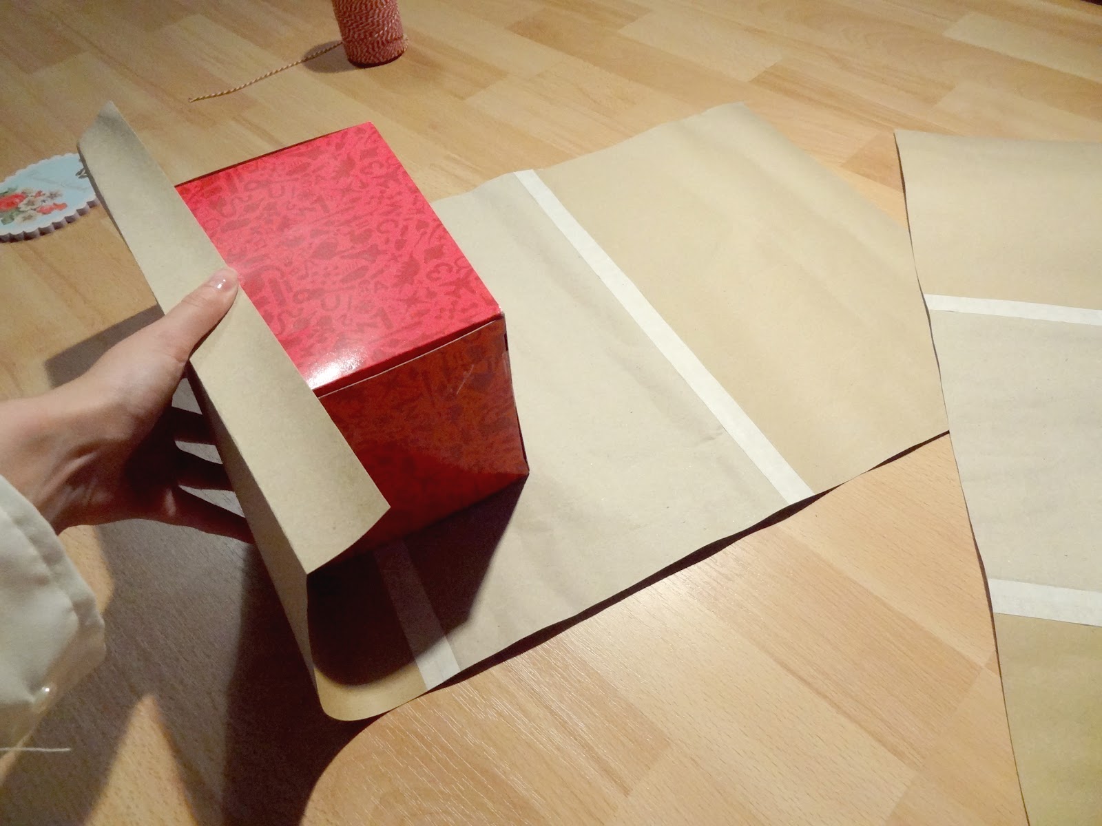 tiny blue apartment: Gift DIY ~ wrapping paper (kraft paper look-a-like)
