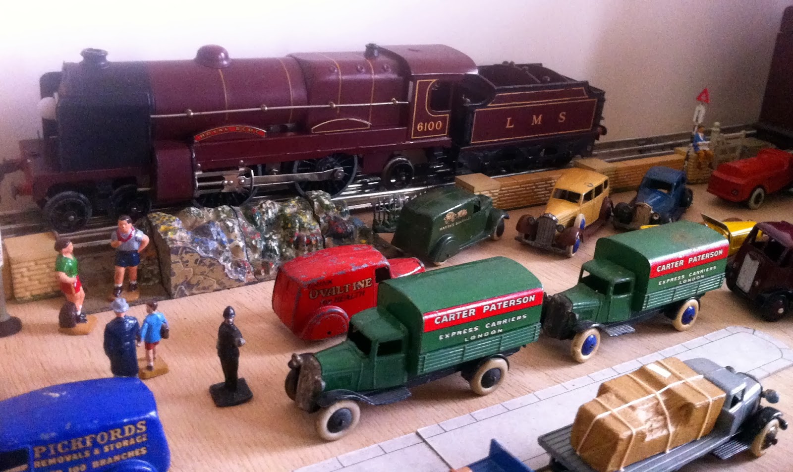 I wish I were a british boy in the 30's: Carter Paterson covered wagon