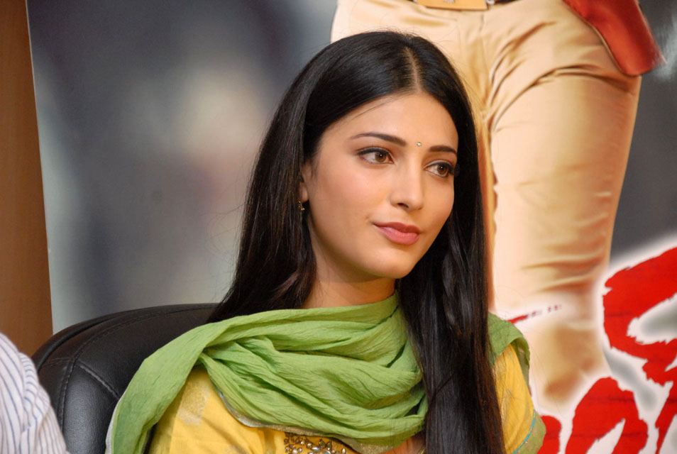 Shruthi Hasan Hq Stills At Gabbar Singh Sucess Meet ~ Crazy Filmz