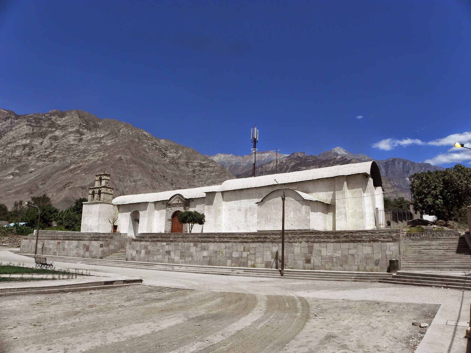 VALLE DE LOS VOLCANES: DISTRITO DE AYO: UN PUEBLO SENTADO EN UN BANCO ...