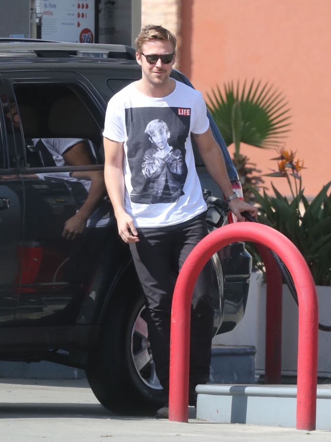 VJBrendan.com: Ryan Gosling Fills Up His Tank