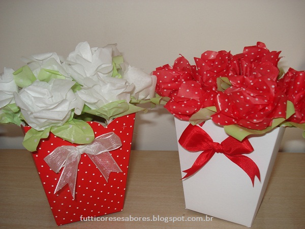 TUTTI CORES E SABORES: Cachepô com flores de papel.