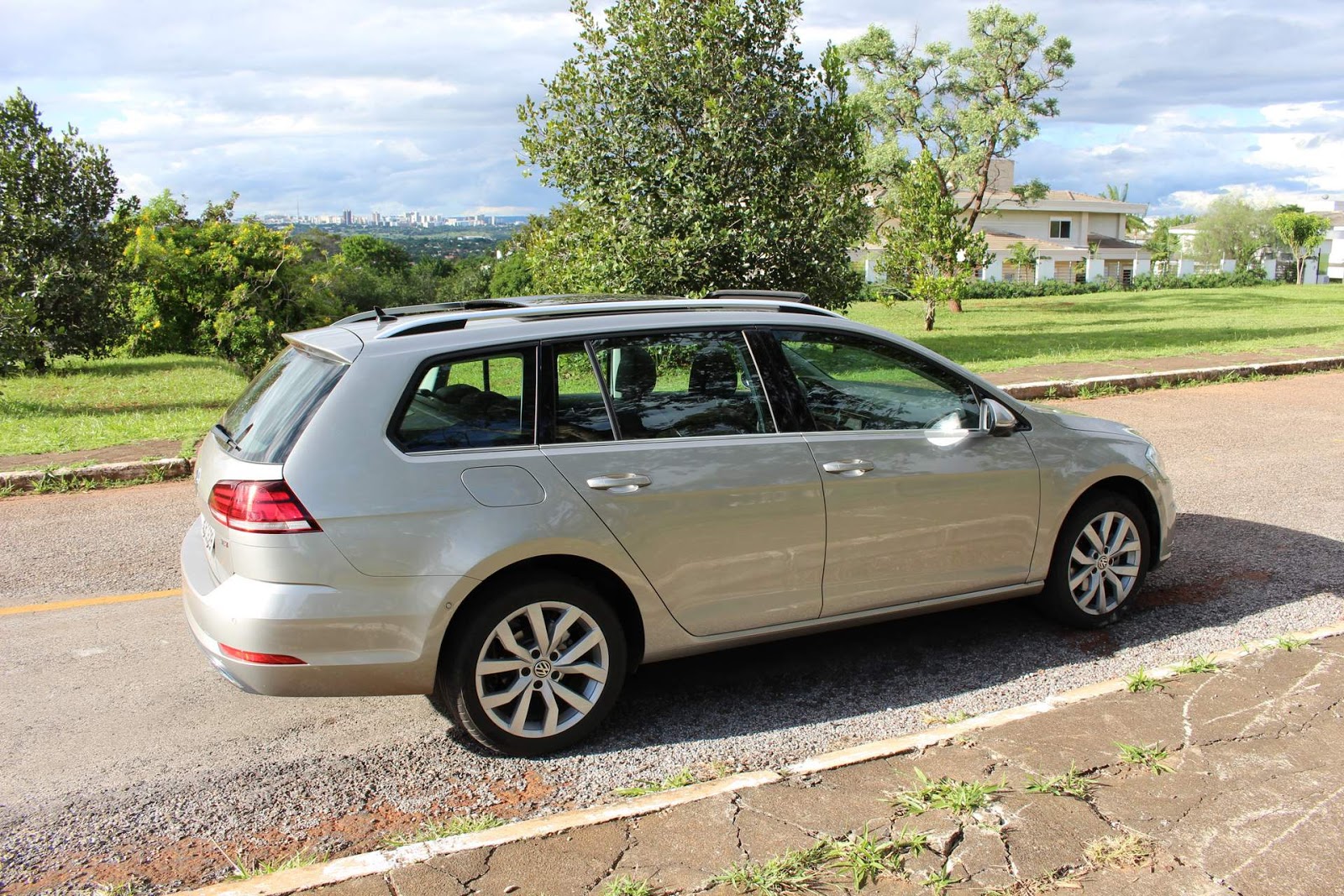 VW Golf Variant Highline 2018: a station premium + acessível