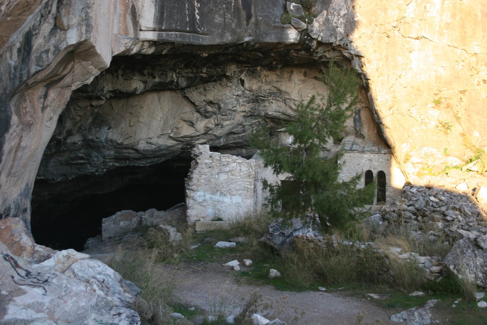 Spooky Greek Story: Φωτογραφίες: Η Σπηλιά του Νταβέλη στην Πεντέλη