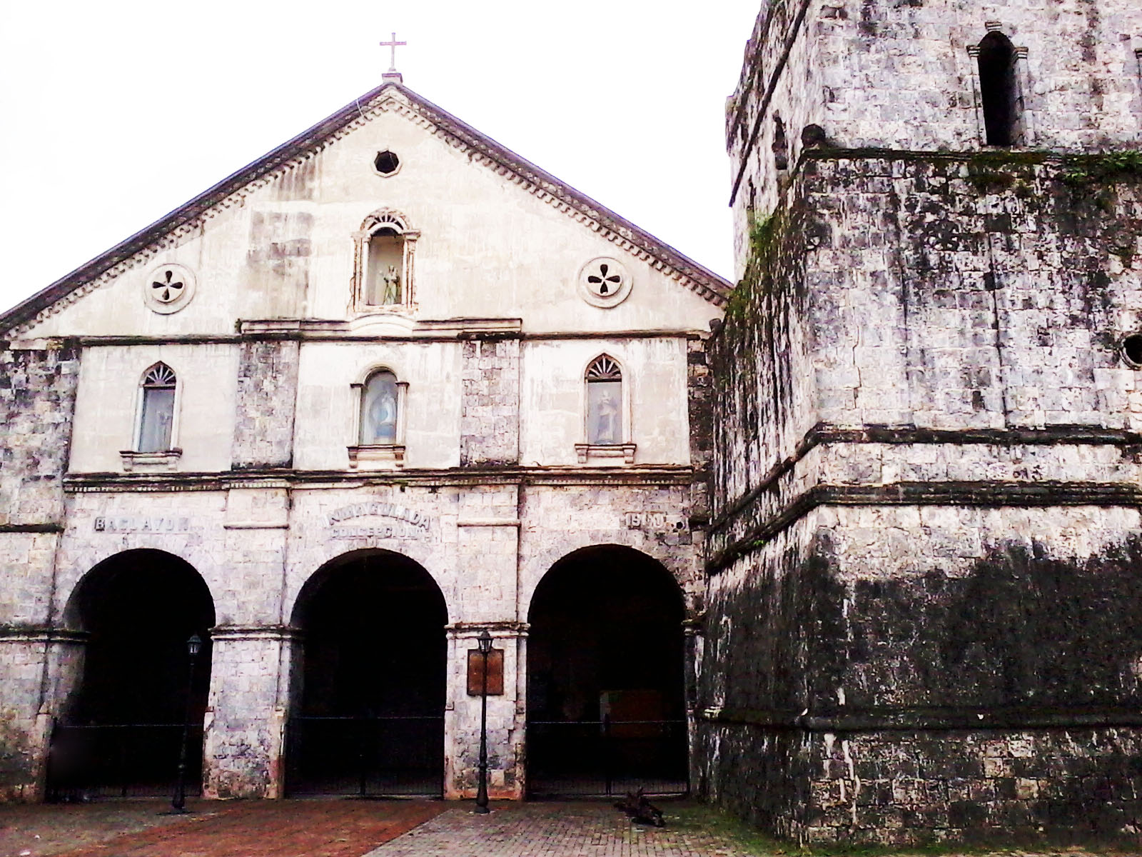 Rieh-ology...: Apparitions on Baclayon Church's wall