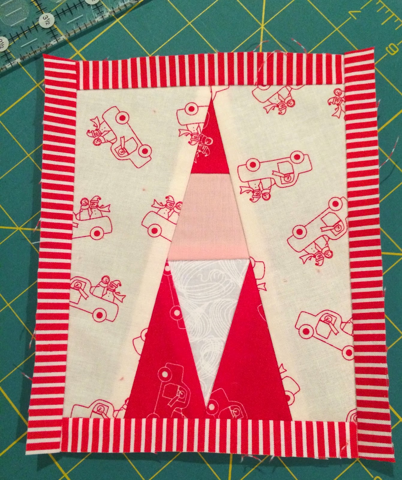Modern Quilt Relish: Super Simple Paper Pieced Santa