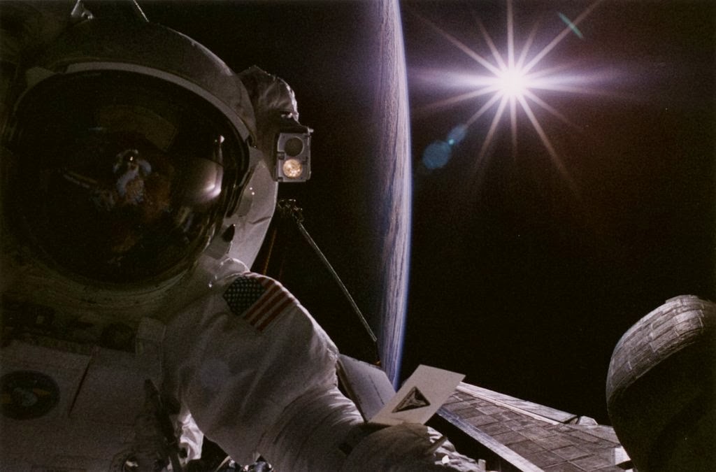 25 Amazing Photographs That Capture Astronauts Make Walking in Space ...