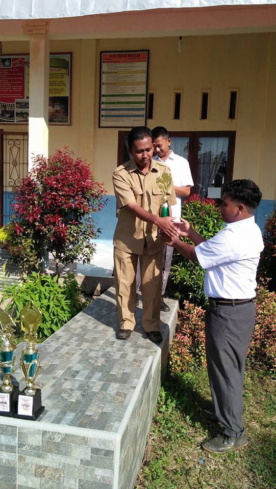 Simbolis Penyerahan Piala Juara Kepada para pemenang di acara HUT RI ke ...