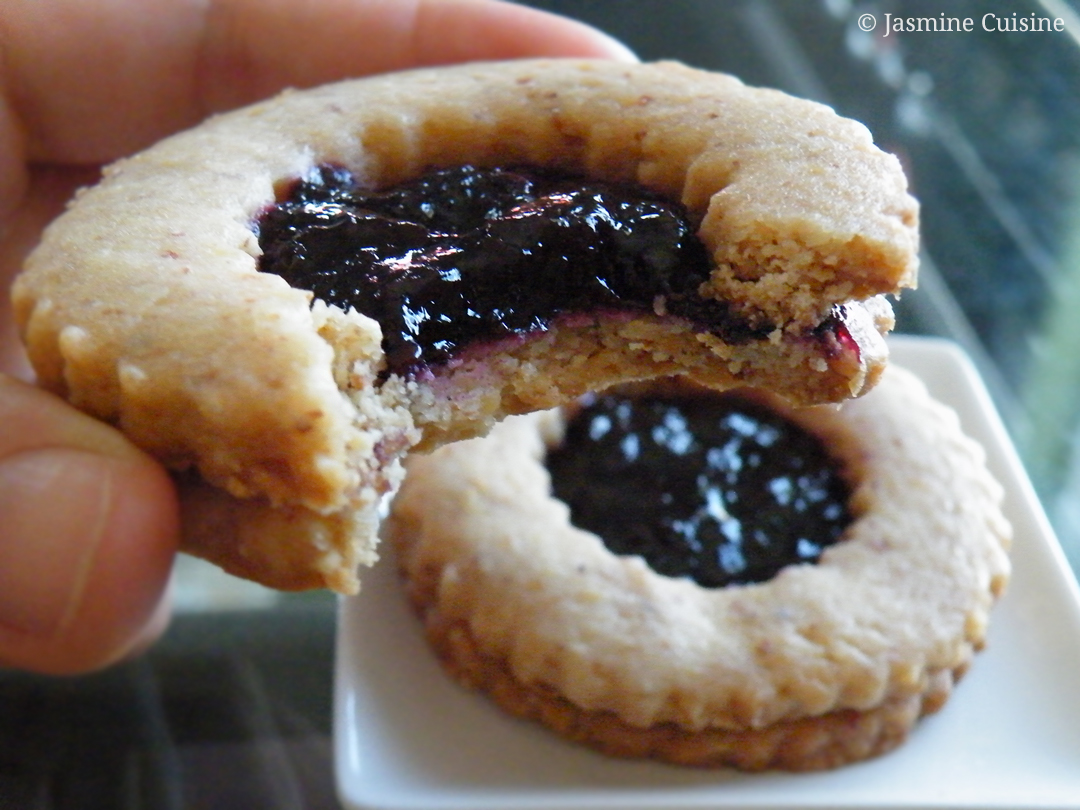 Biscuits sablés aux amandes grillées et à la confiture de bleuets ...