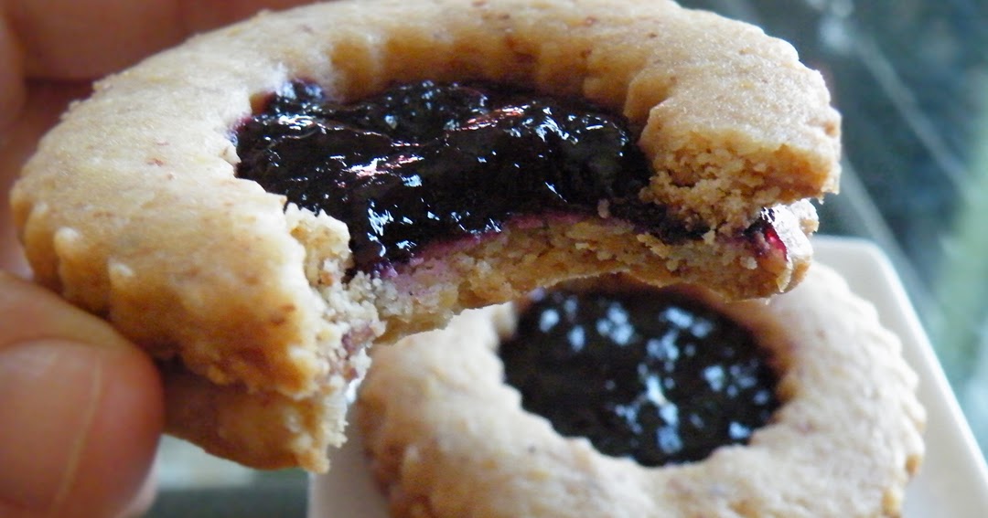 Biscuits sablés aux amandes grillées et à la confiture de bleuets ...