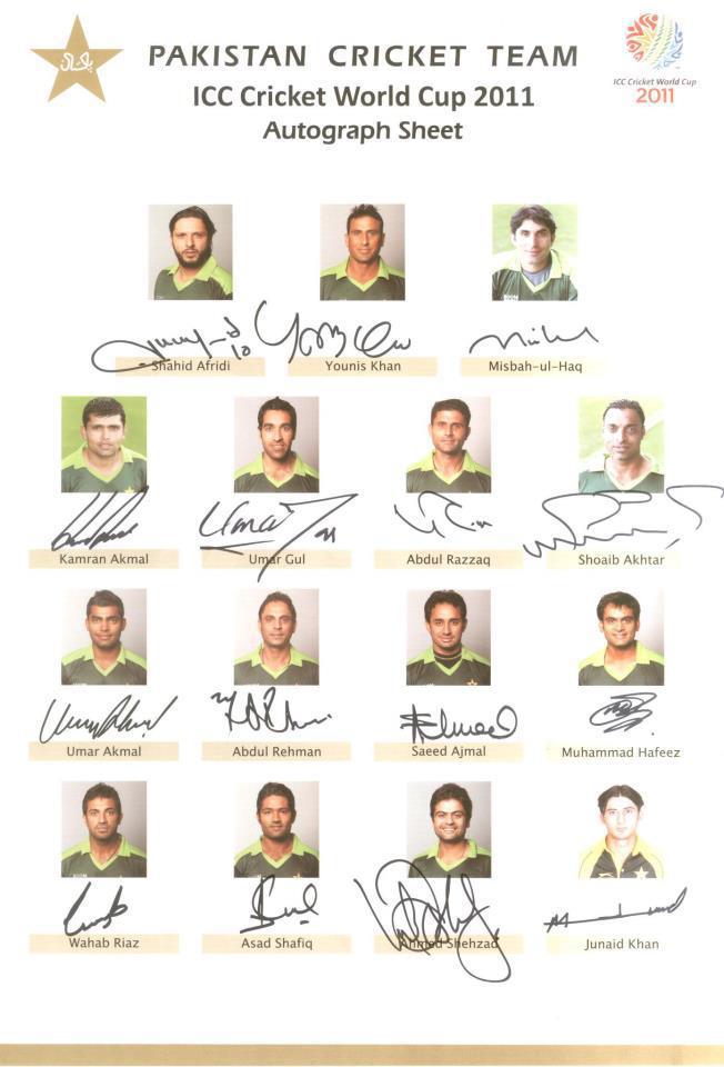 CRICKET PASSION: Signatures of Pakistan Cricketers