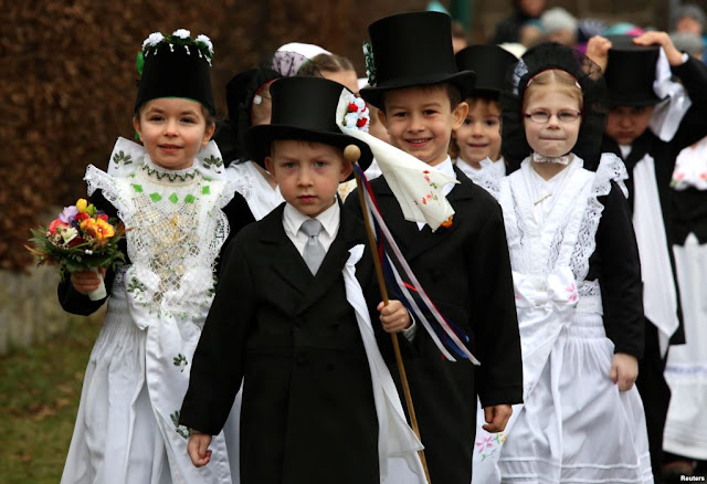 German children dress up for end-of-winter festival