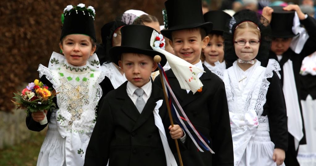 German children dress up for end-of-winter festival
