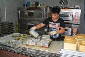 Roti Bakar Pak Raden: SUASANA RUANG PRODUKSI