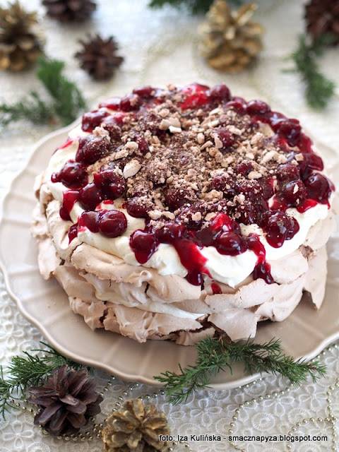 Tort bezowy kakaowy z kremem śmietanowym i wiśniami | Smaczna Pyza