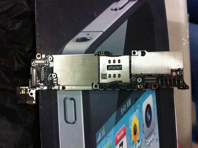 Iphone 5 Motherboard appears from Foxconn Worker makes People Crazy