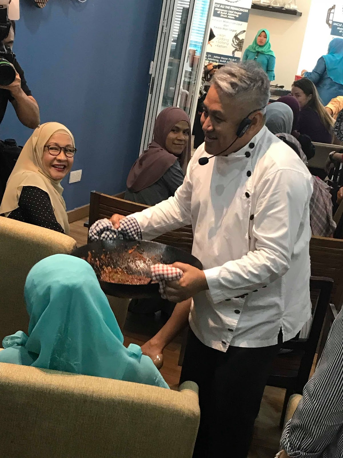 Hidangan Makanan Laut Dari Hidupan Segar di ‘UNCLE ALI THE FISHMONGER ...