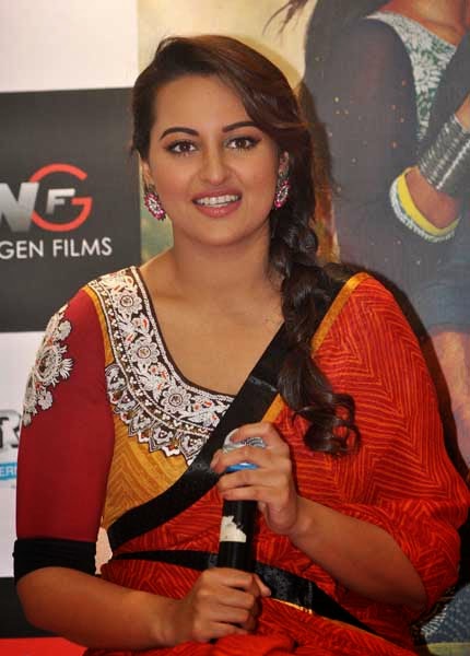 Sonakshi Sinha in red saree at R...Rajkumar movie promotion | electrihot