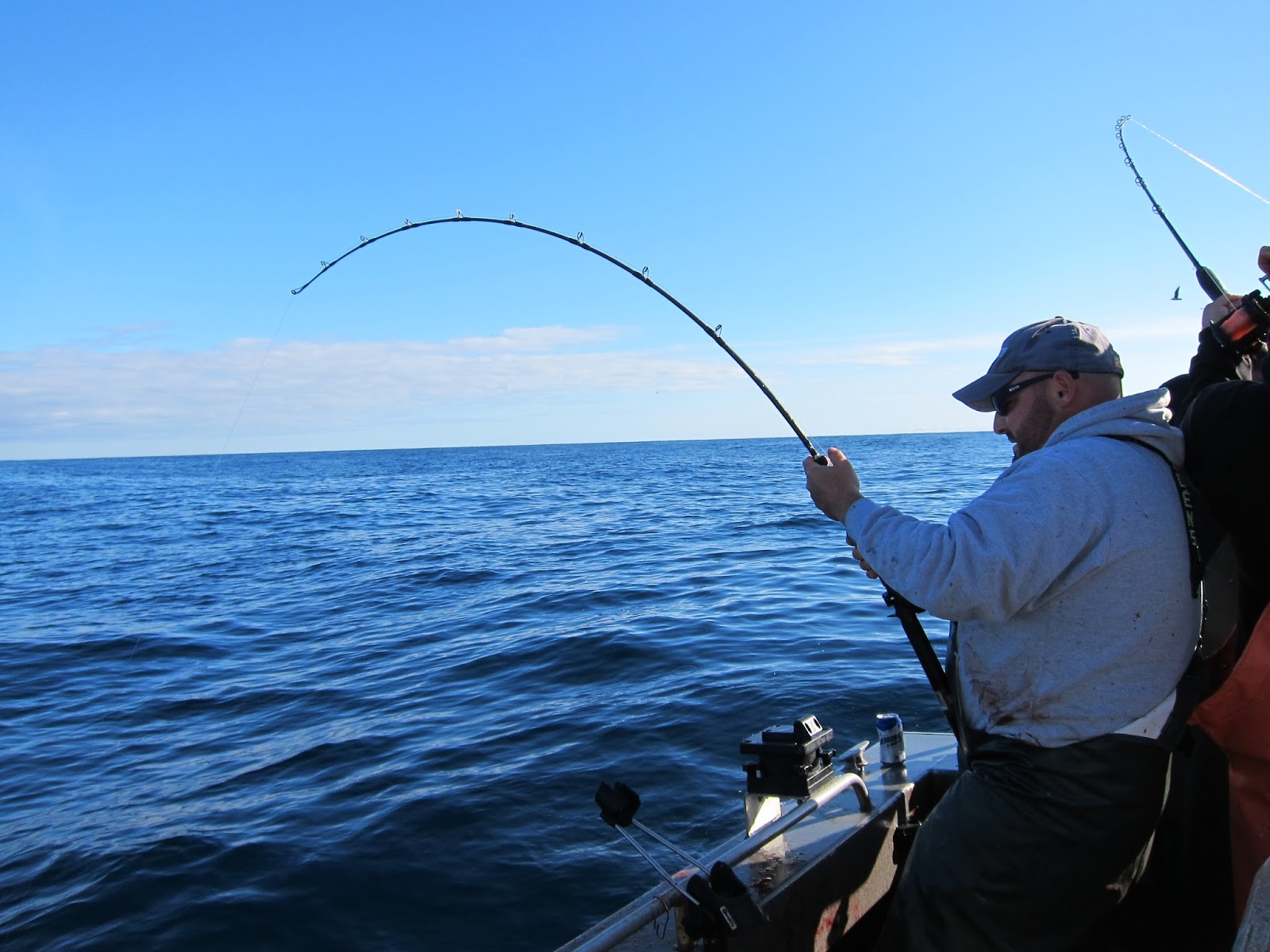 Todds Extreme Fishing: killing the tuna on live bait at ilwaco!