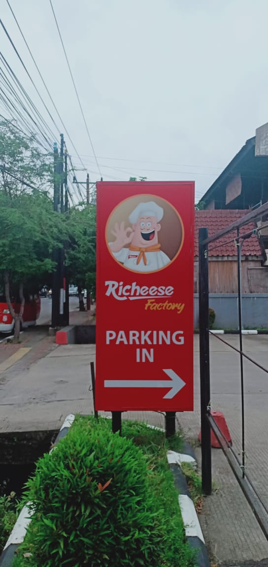 Revisual Neon Box Parkir Sign Richeese Outlet Sudirman Semarang ...