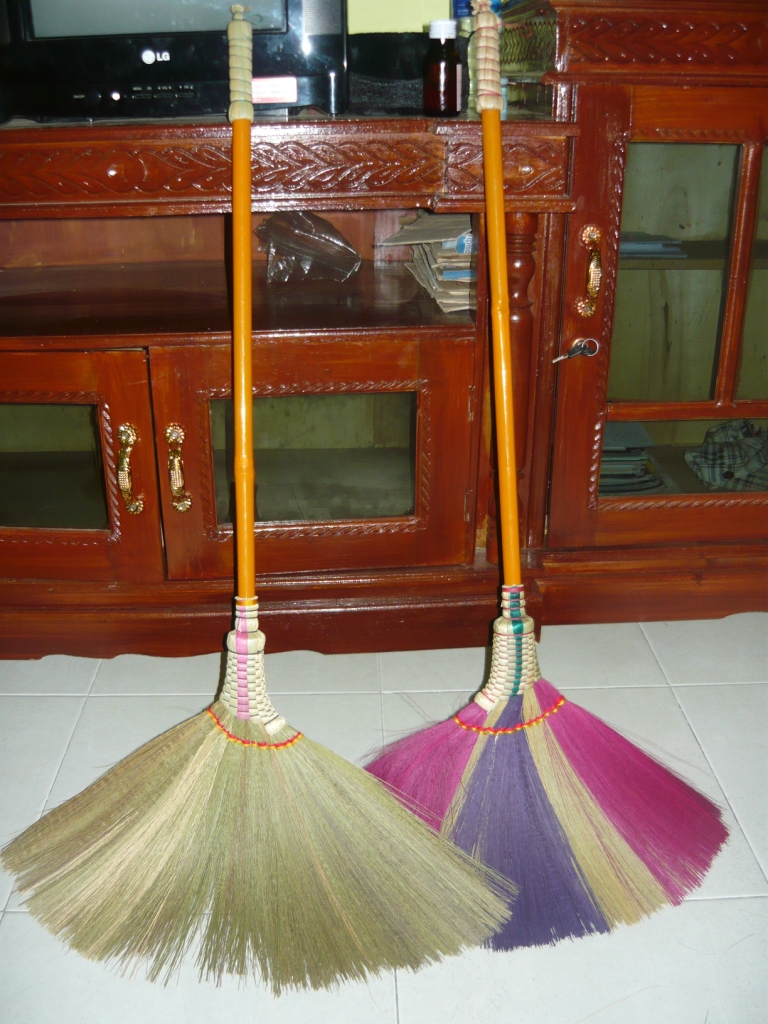 Sapu dan Kemoceng Purbalingga: Sapu lokal kualitas eksport