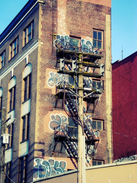 Graffiti Soul: Cool Graffiti Design on Building