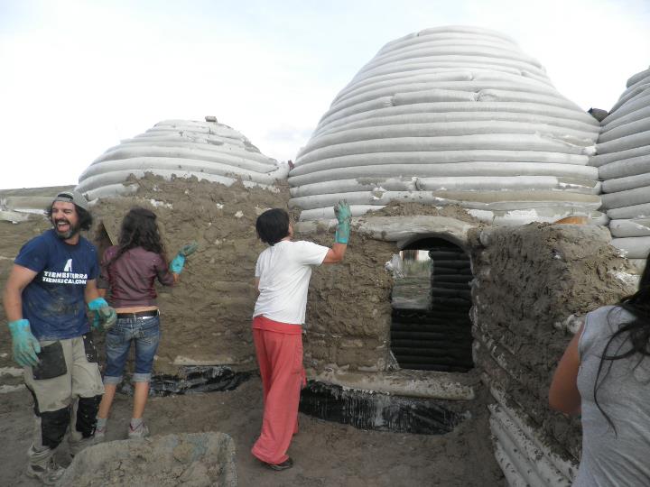 Una construccion de superadobe paso a paso
