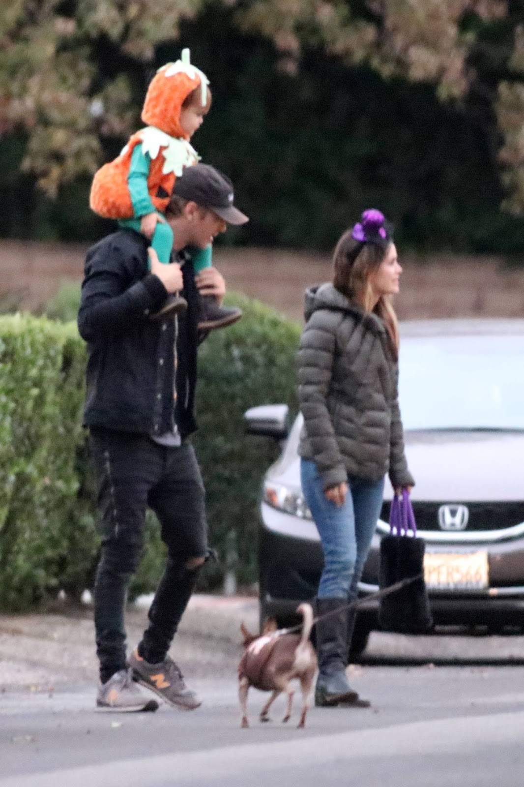 Rachel Bilson & Hayden Christensen take their daughter out trick or ...