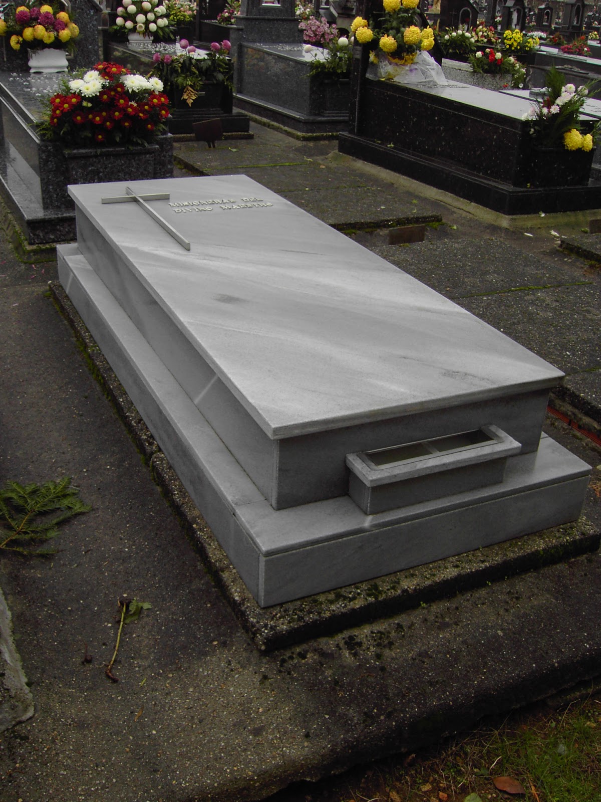 Lápida baja en mármol gris macael|Lápidas y panteones para el cementerio