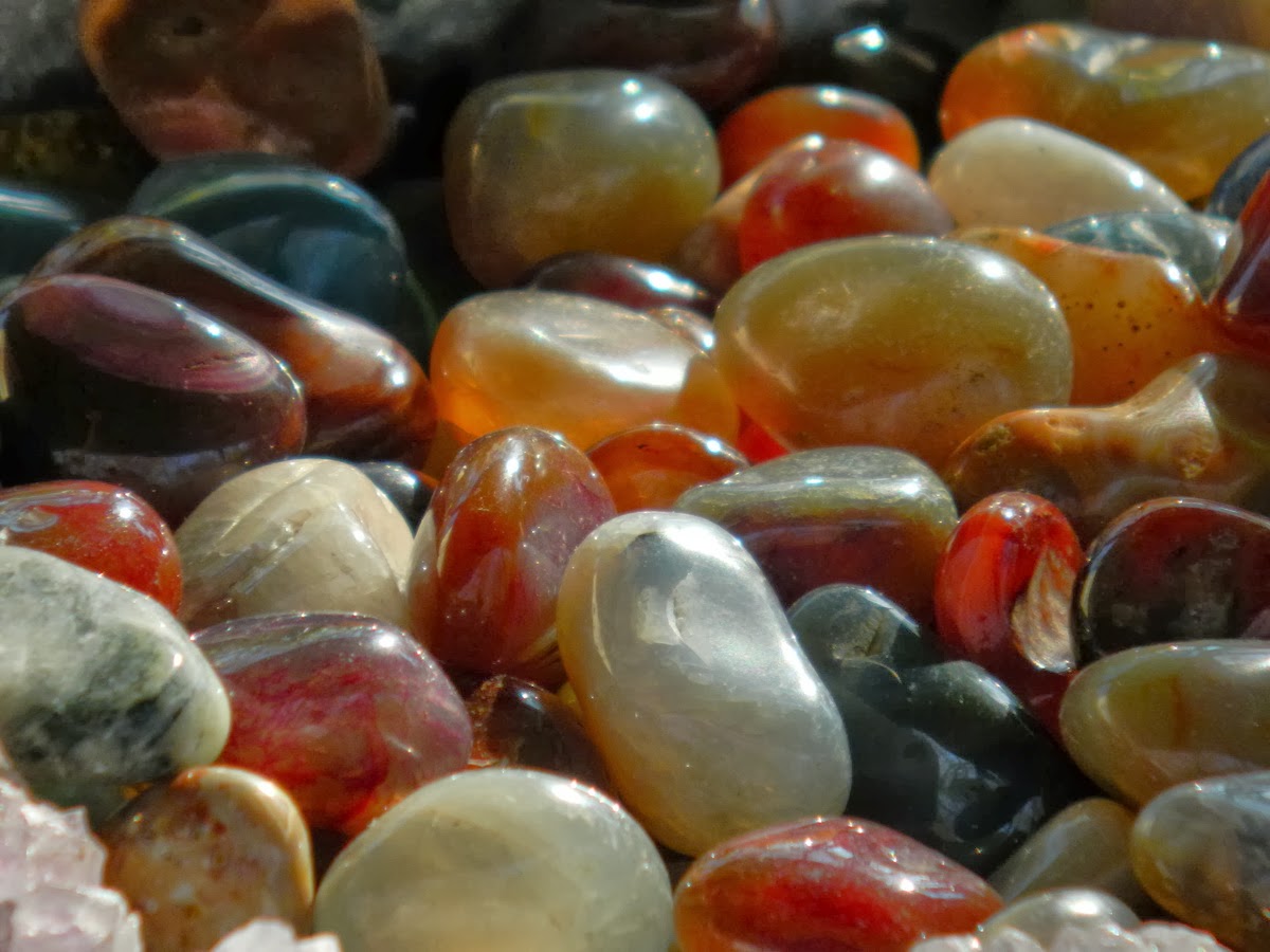 LA MULTI ANI, ROMANIA!: Pietre colorate si slefuite