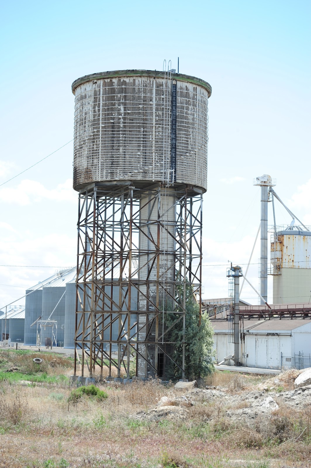 Big Bend Railroad History: The NP Water Tanks In Wheeler and Bruce