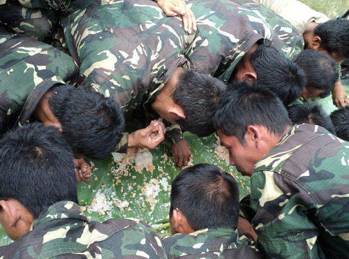 Hungry Soldiers Fighting in Zamboaga Begging For Food | Filipino ...