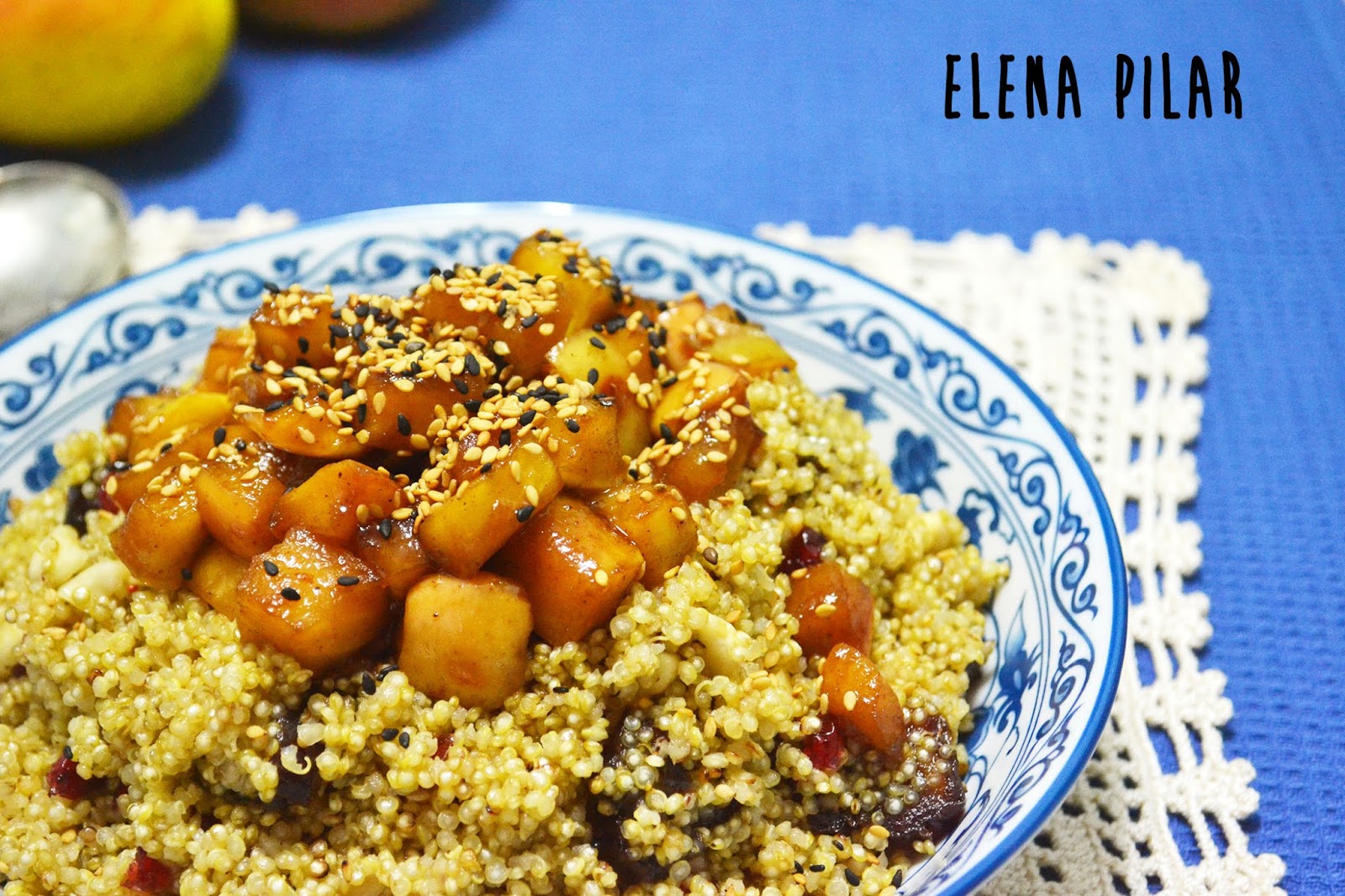 Ensalada de quinoa con manzana caramelizada y frutas secas