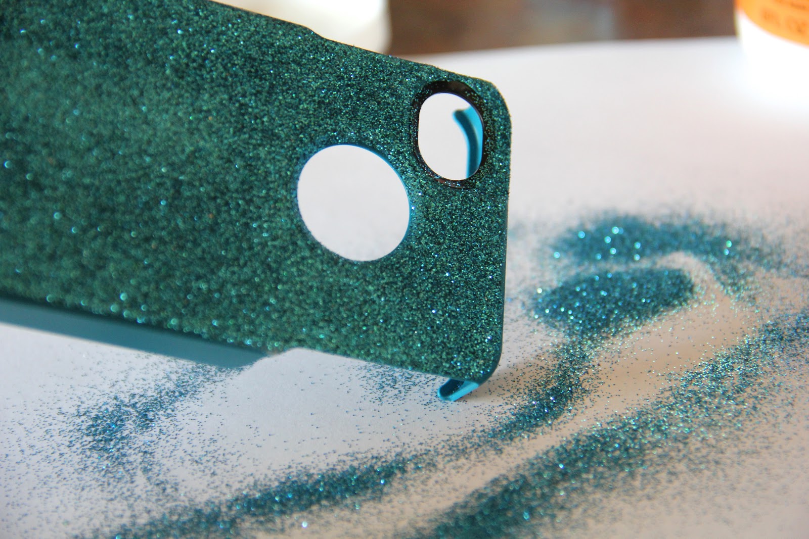 Jannah Din Photography and Design: How To Glitter Your Phone Case