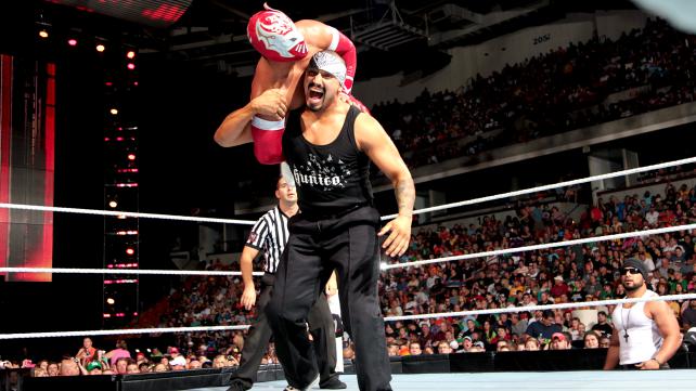 WWE In live!!!!: SIN CARA vs HUNICO