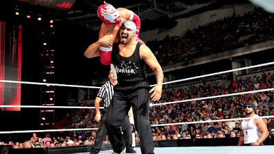 WWE In live!!!!: SIN CARA vs HUNICO