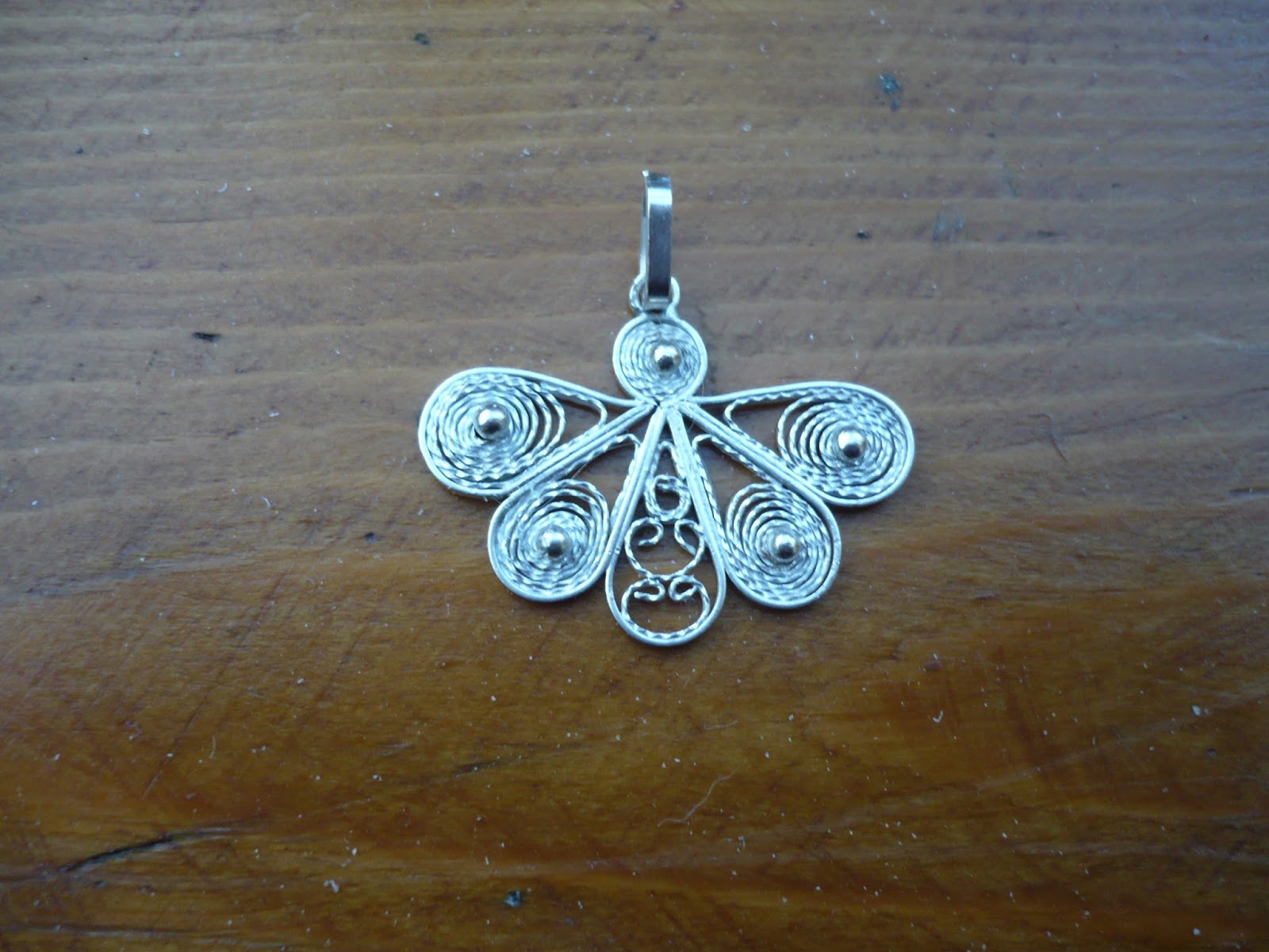 Or Nouveau: Pendentif filigrane