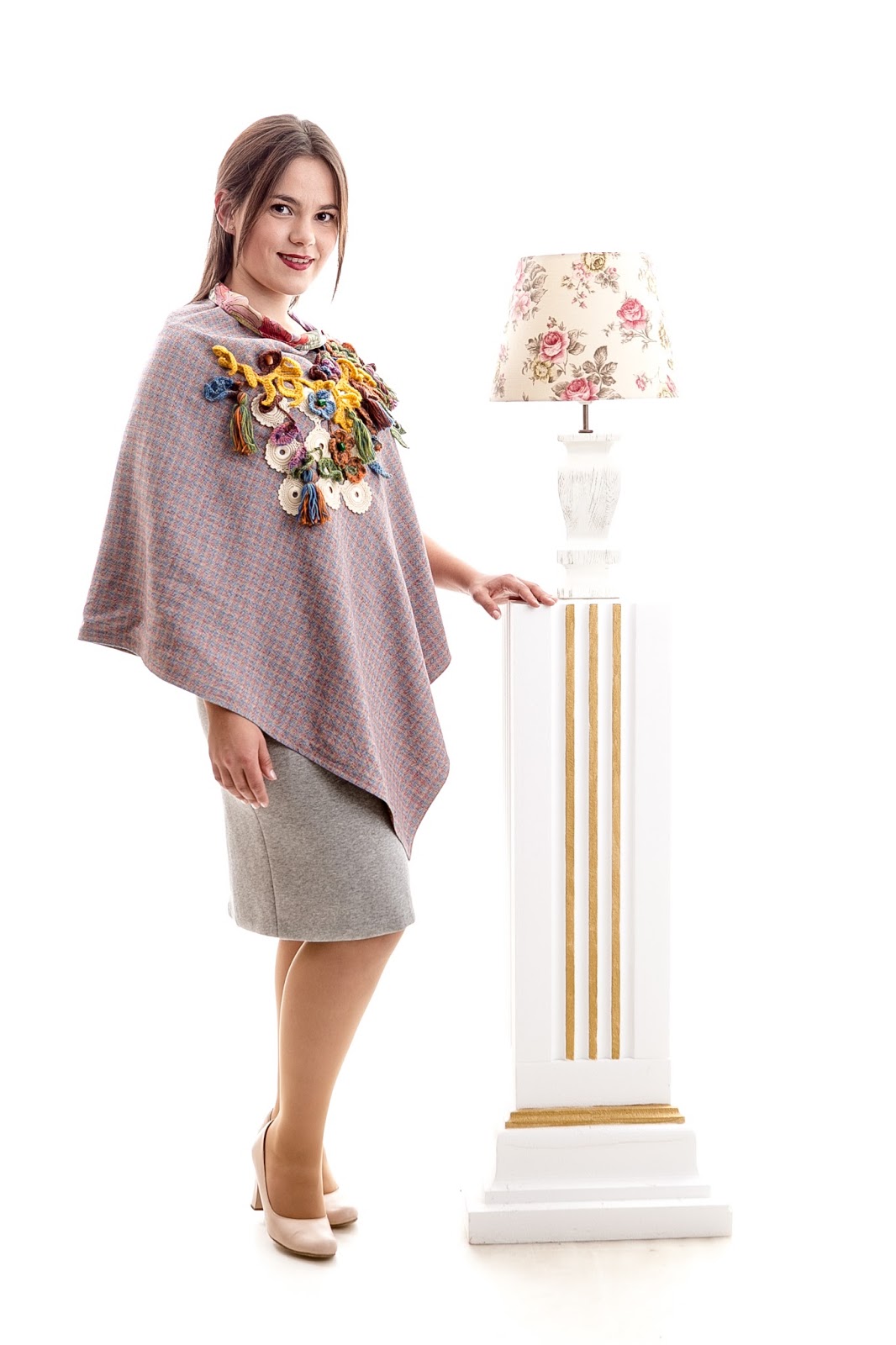 Capa in culori de toamna, cu aplicatii crosetate si margele - 250 lei ...