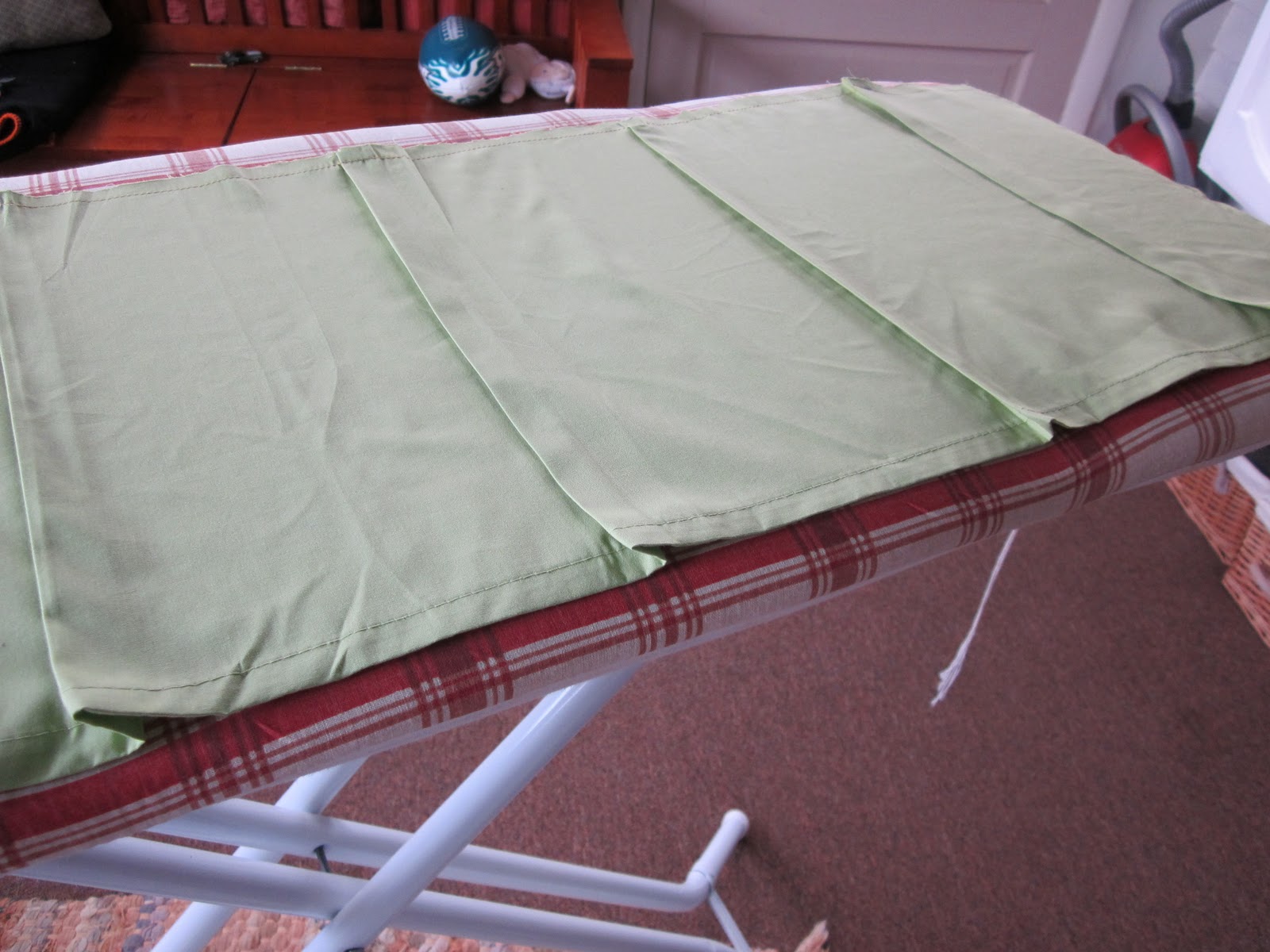 I make stuff: attempting a dust ruffle