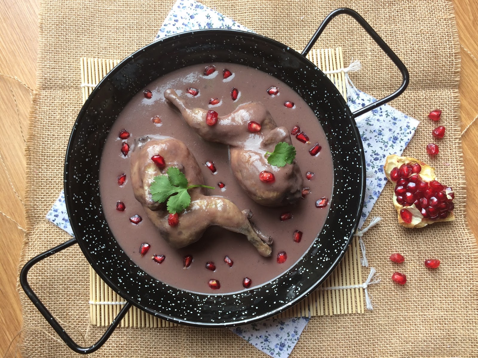 Codornices en salsa de vino tinto con granada