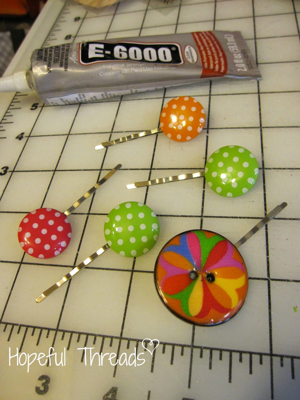 Hopeful Threads: Tutorial: Sweet & Simple Button Bows