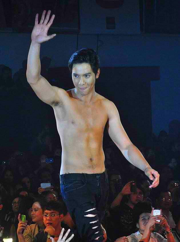 Discreetly Yours: Cosmo Bachelor Bash 2012: Alden Richards