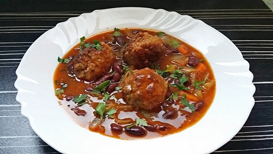Експлозия от вкусове и аромати: Яхния с червен боб и кюфтенца